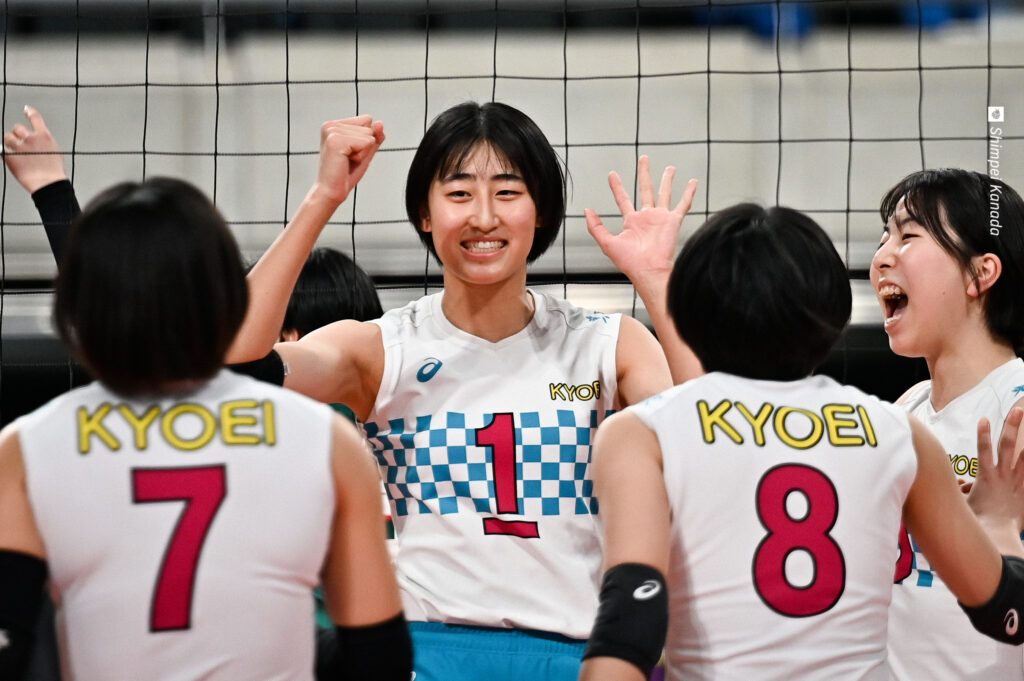 王者駿台学園が近江相手に苦しみながらもストレート勝利！ 偉業に向けて準決勝進出を決める【春高バレー男子2025】 | バレーボールキング